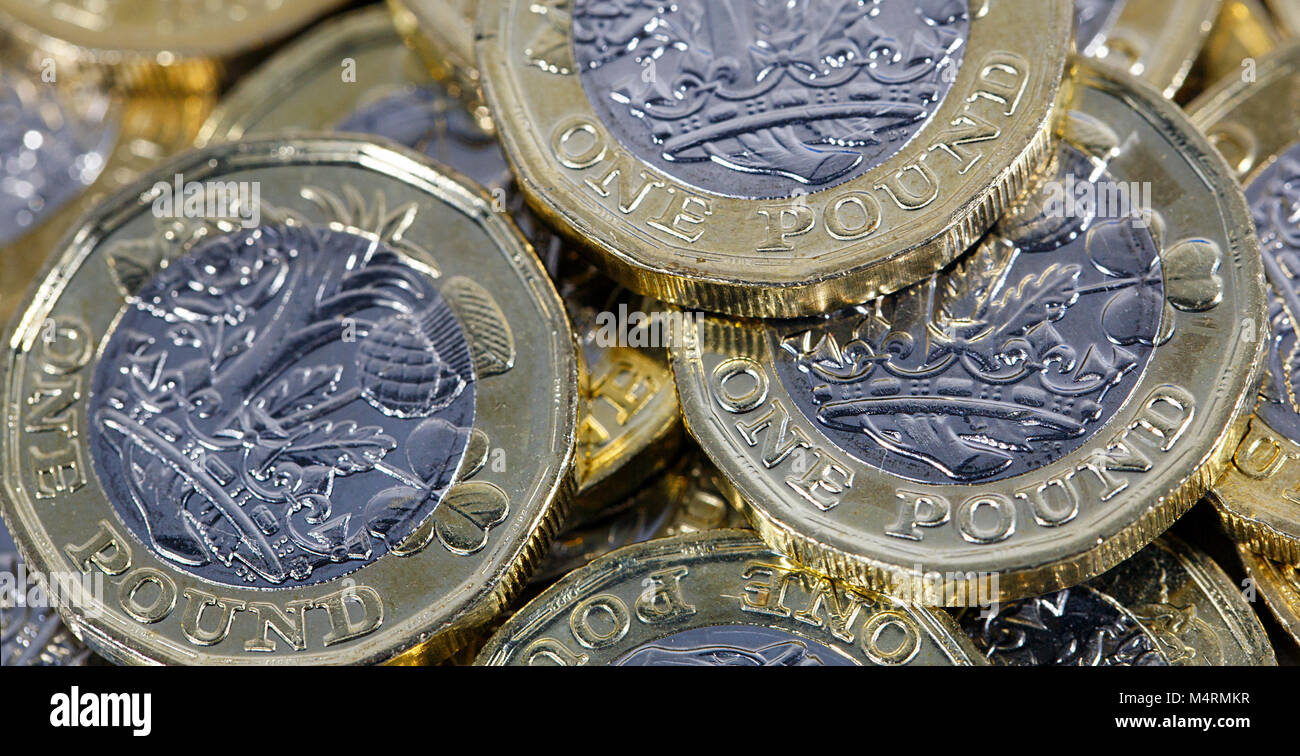 British Sterling. One pound coins in a panoramic format Stock Photo - Alamy