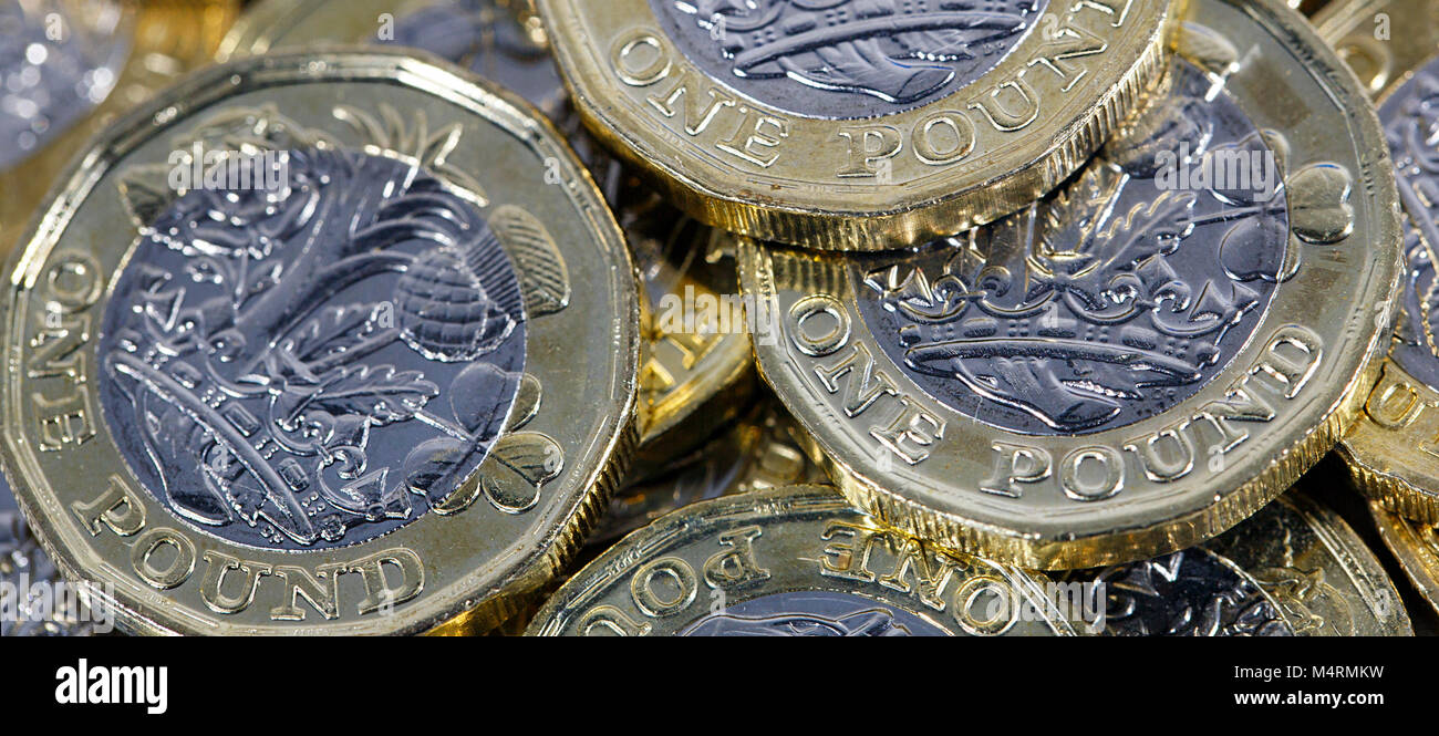 British Sterling. One pound coins in a panoramic format Stock Photo - Alamy