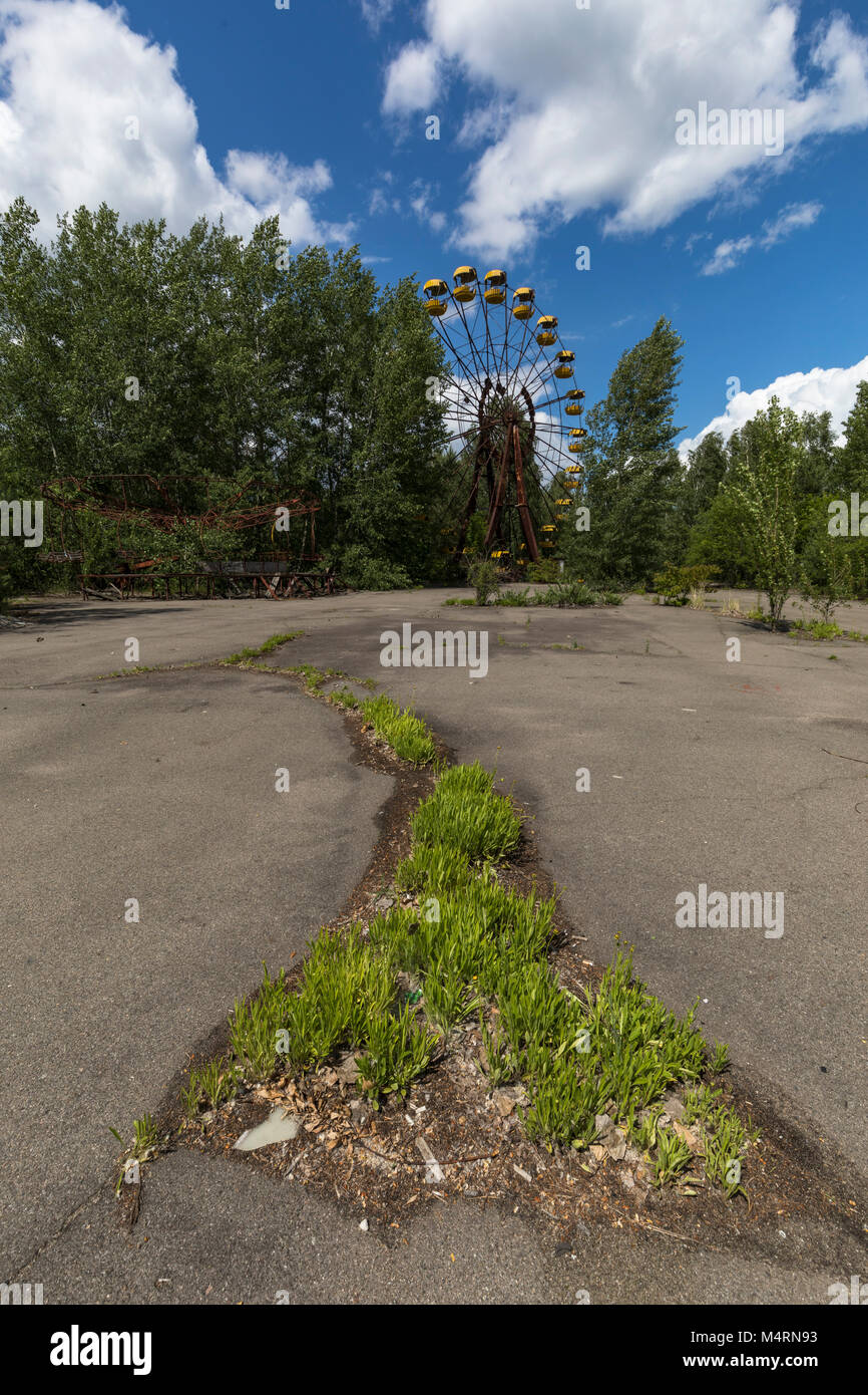 The iconic ferris wheel situated in Luna Park, Pripyat, Chernobyl ...