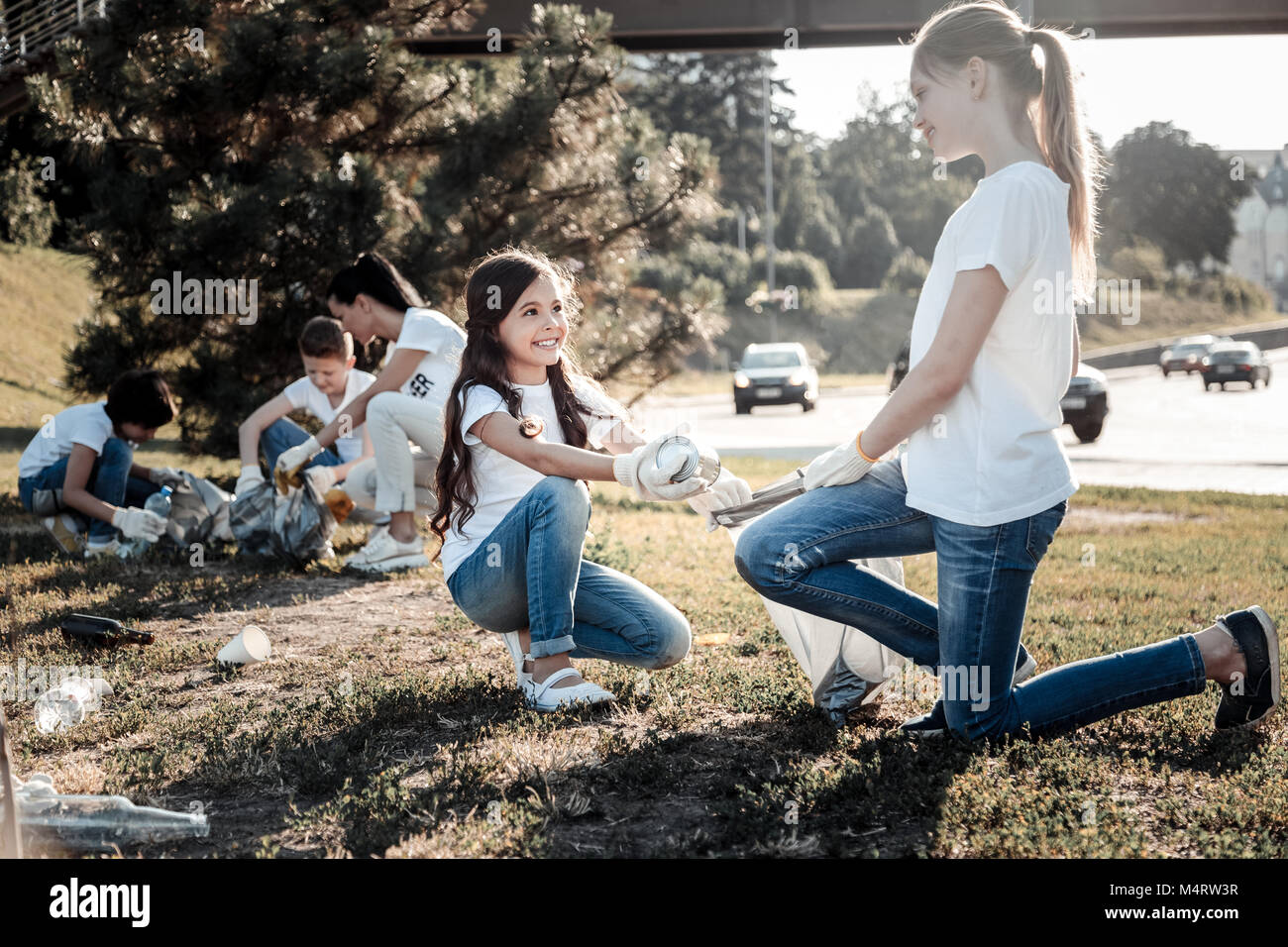 Volunteering kids hi-res stock photography and images - Alamy