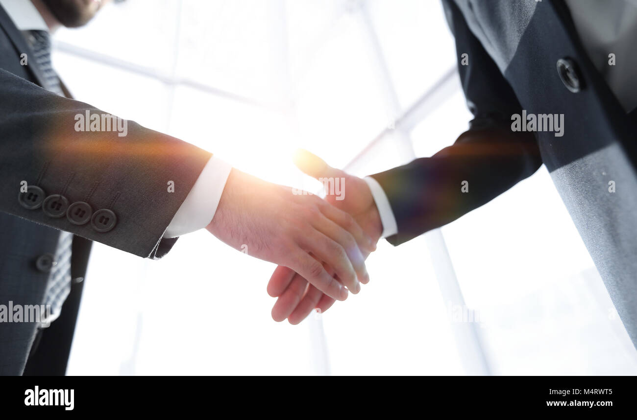 Two business men going to make handshake Stock Photo - Alamy