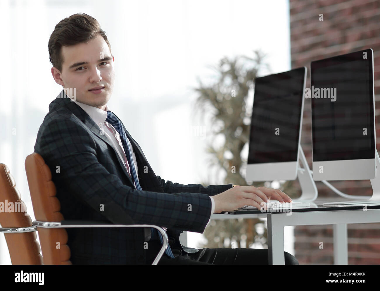 employee in the office behind a Desk Stock Photo - Alamy