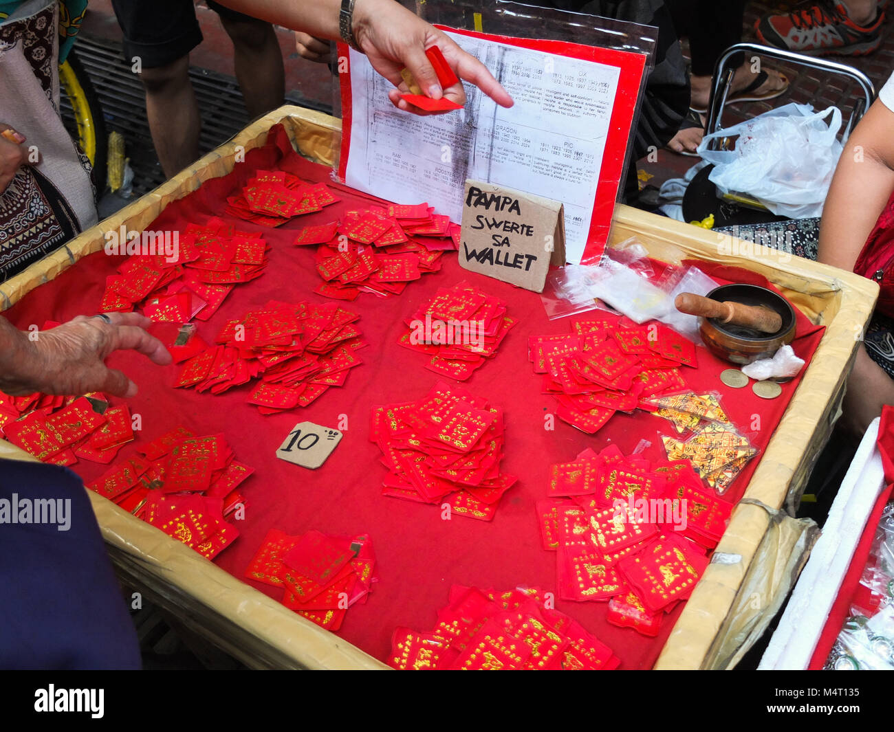 Manila, Philippines. 15th Feb, 2012. Vendors selling chinese red ...