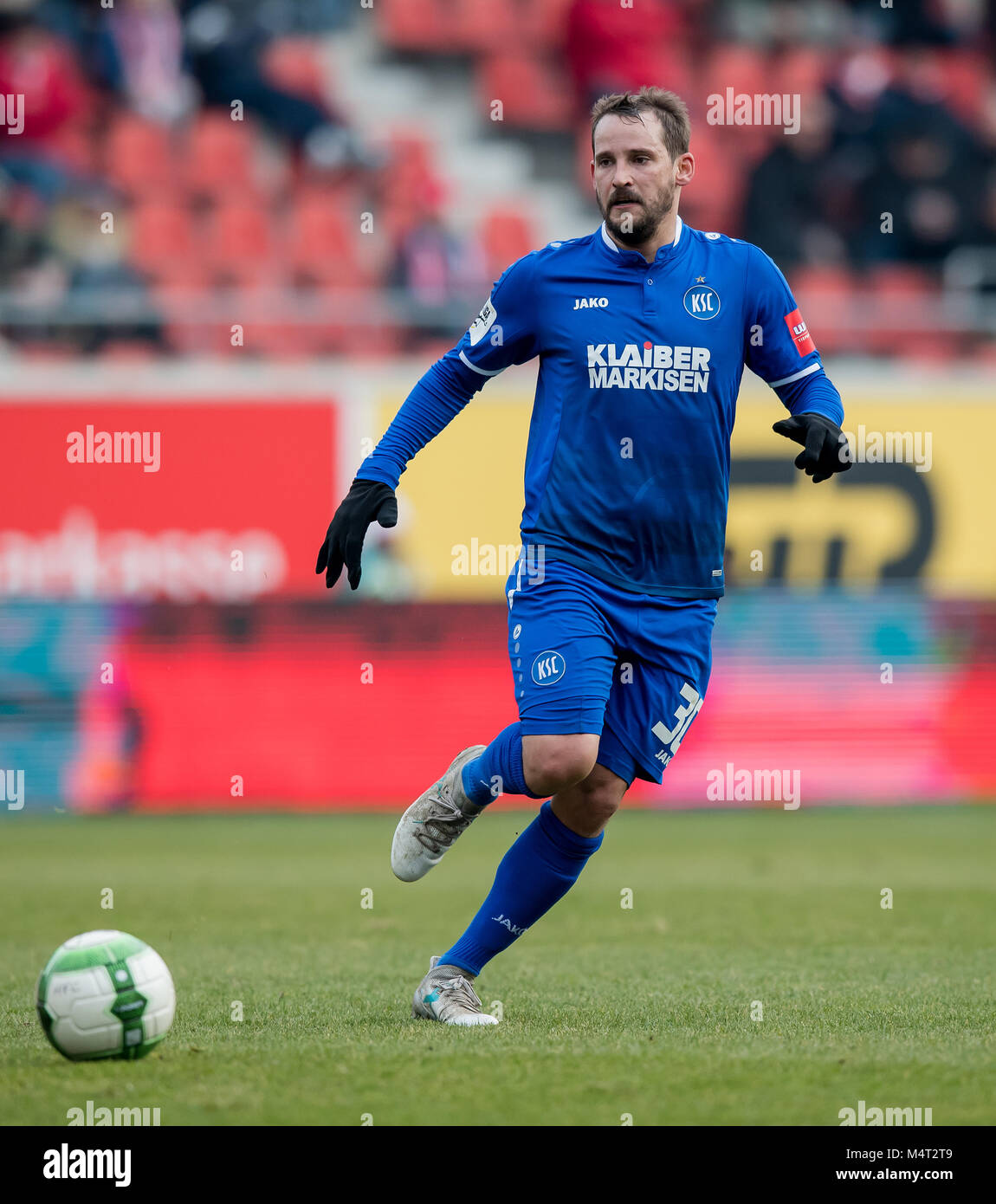 Halle, Deutschland. 17th Feb, 2018. Karlsruhes Anton Fink am Ball GES ...