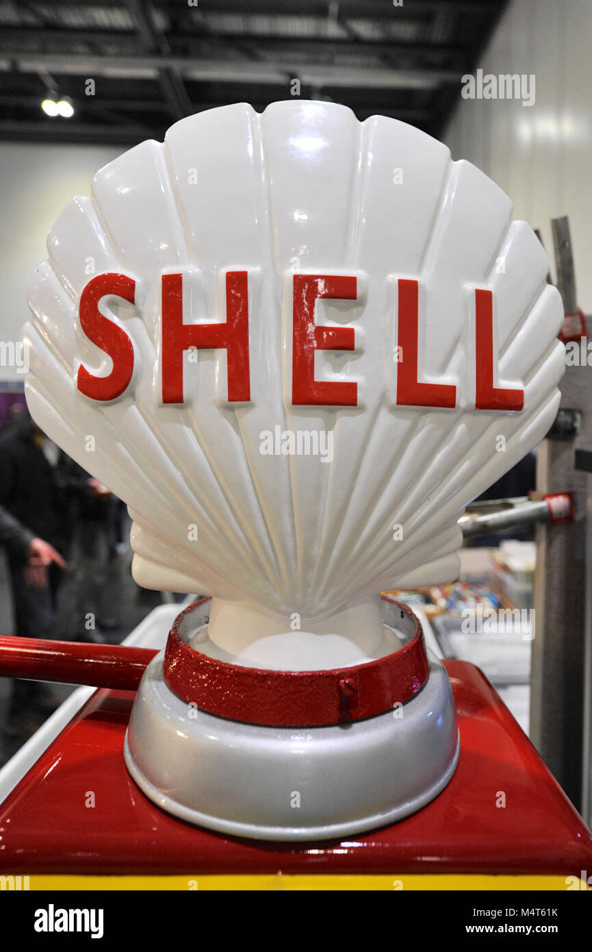 Old yellow shell petrol pump hi-res stock photography and images - Alamy