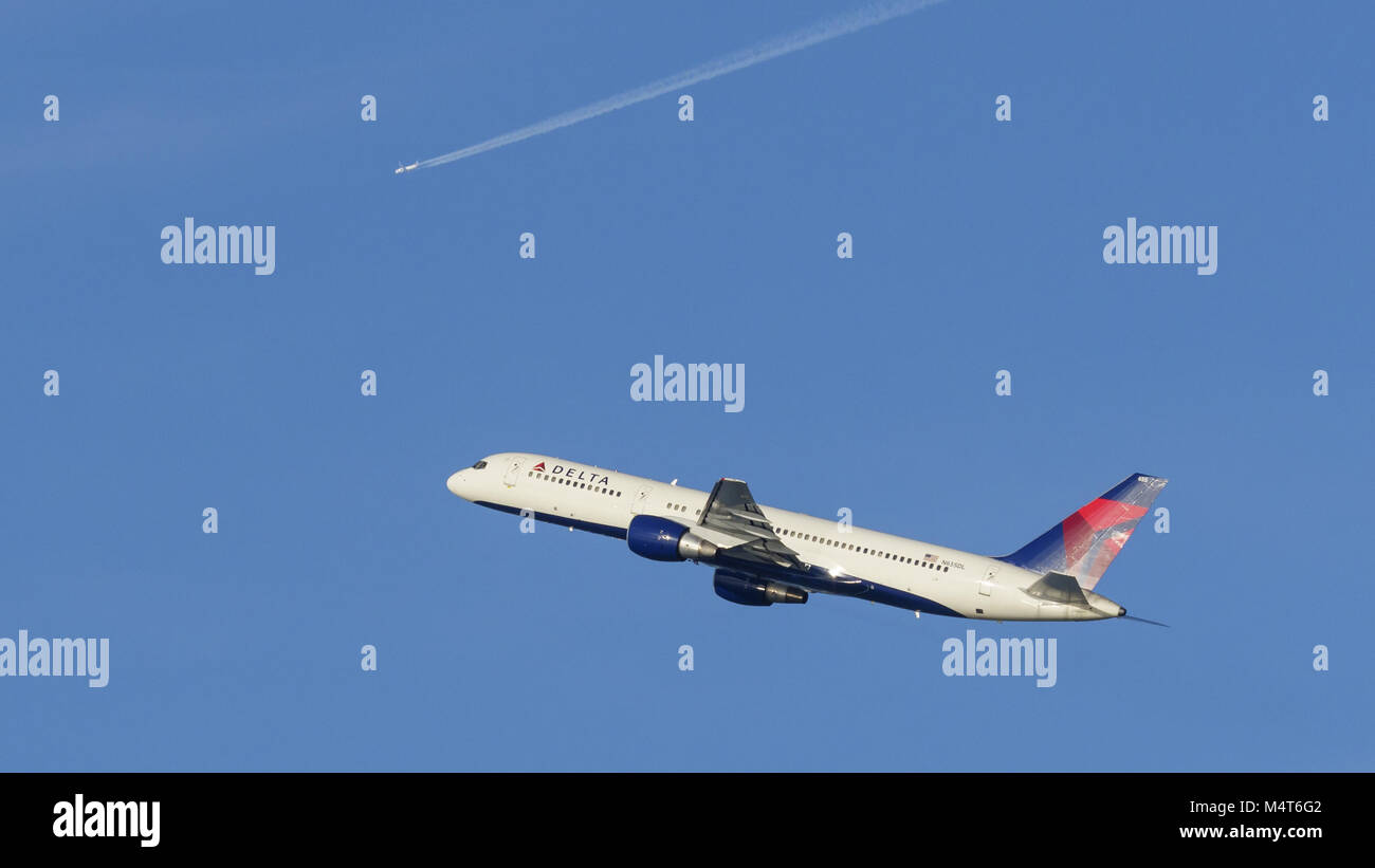 Avión delta hi-res stock photography and images - Alamy