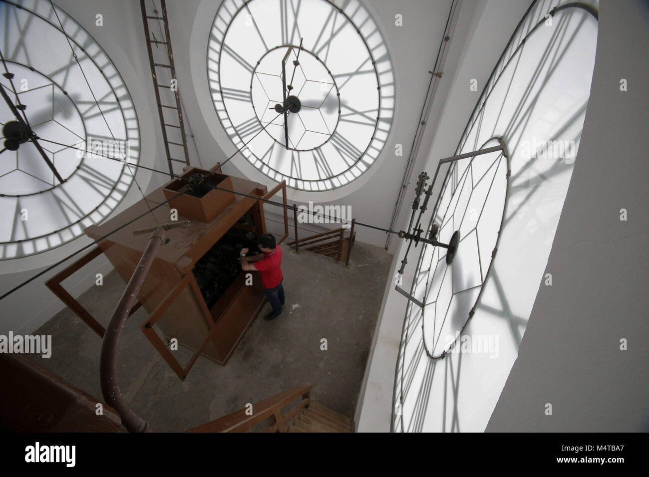 Sao Paulo, Brazil. 18th Feb, 2018. a watchmaker sets the a giant clock ...