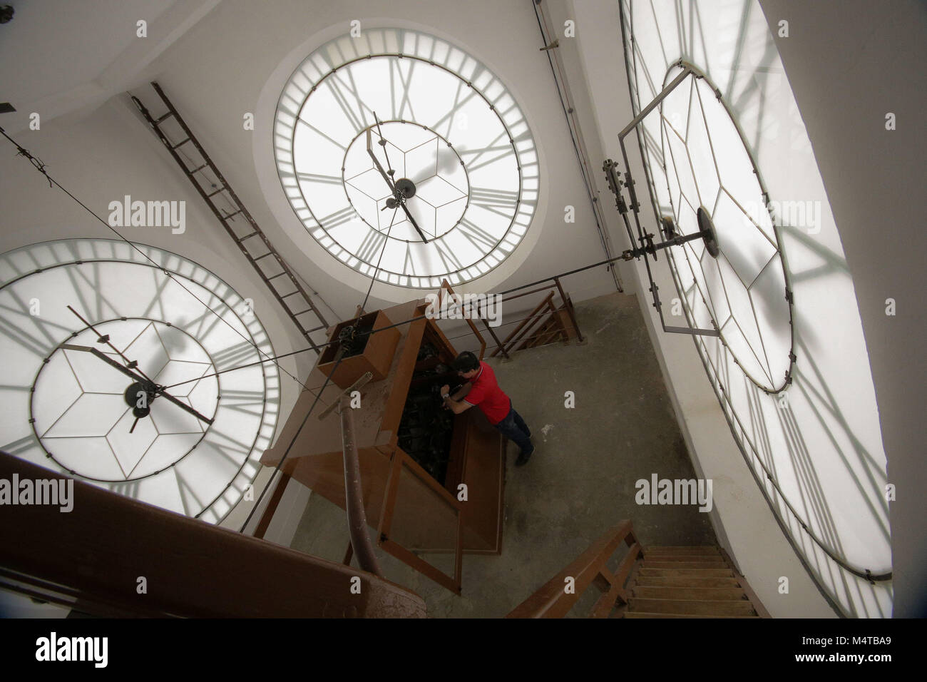 Sao Paulo, Brazil. 18th Feb, 2018. a watchmaker sets the a giant clock ...