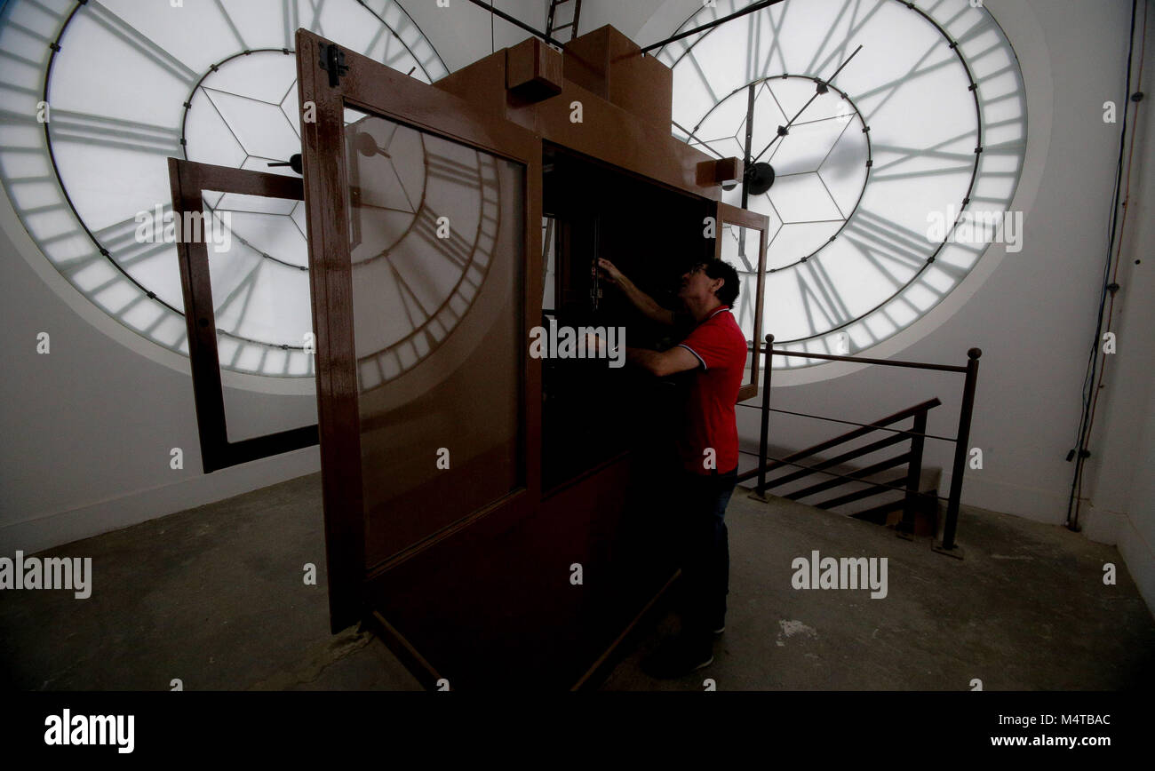 Sao Paulo, Brazil. 18th Feb, 2018. a watchmaker sets the a giant clock ...