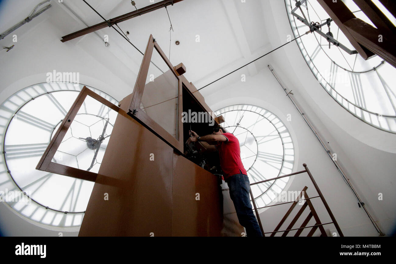 Sao Paulo, Brazil. 18th Feb, 2018. a watchmaker sets the a giant clock ...
