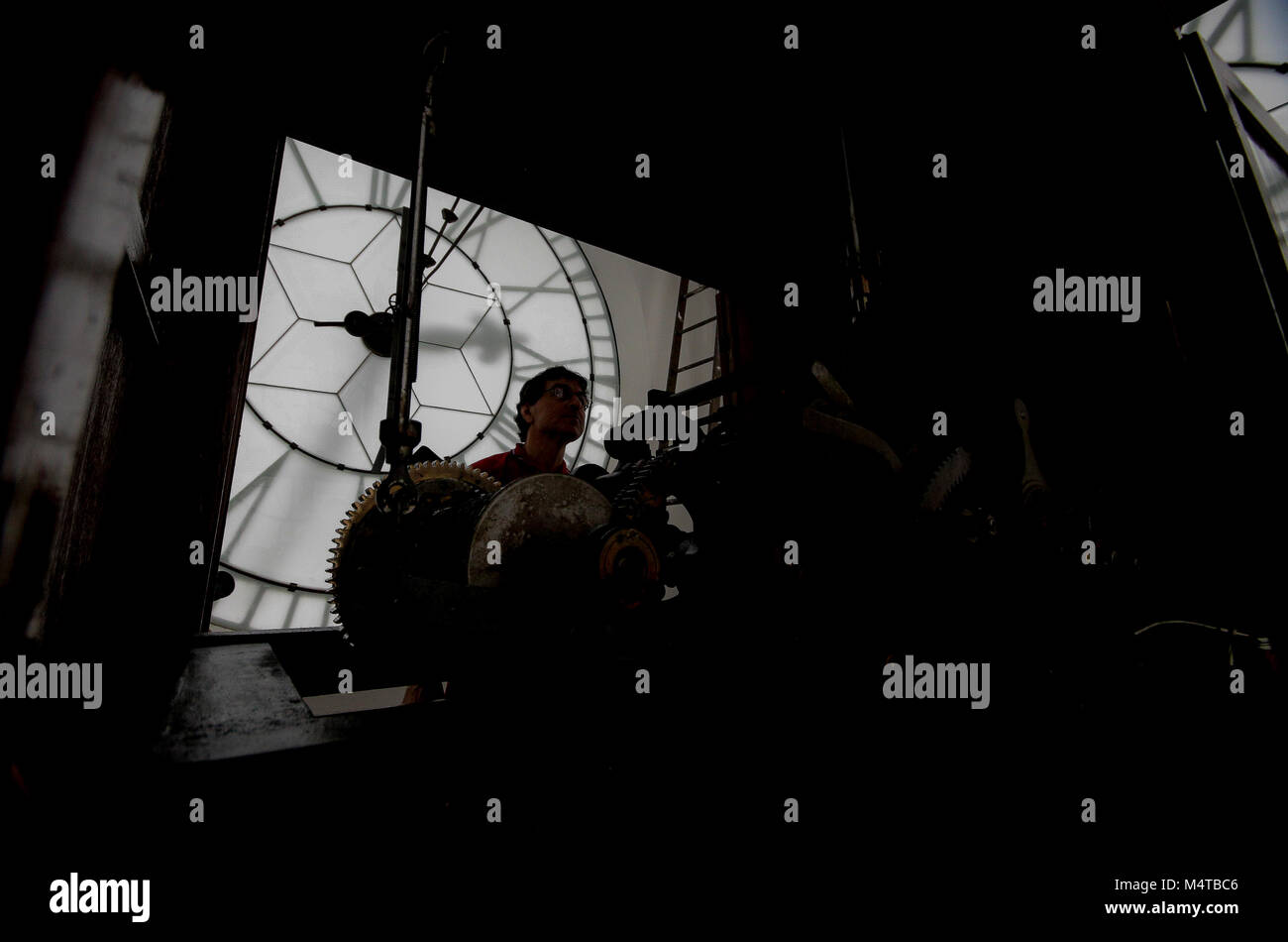 Sao Paulo, Brazil. 18th Feb, 2018. a watchmaker sets the a giant clock ...
