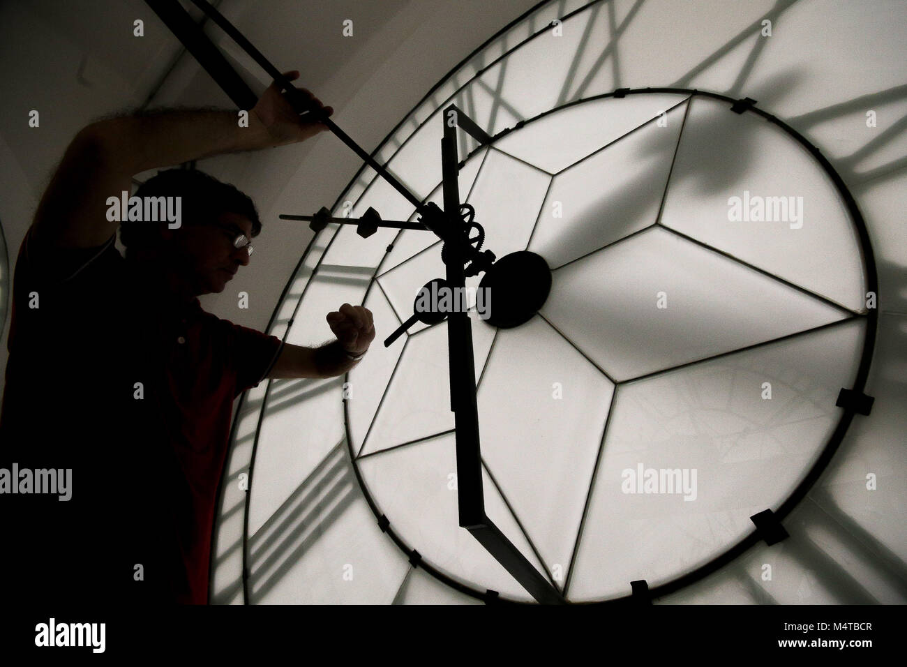 Sao Paulo, Brazil. 18th Feb, 2018. a watchmaker sets the a giant clock ...