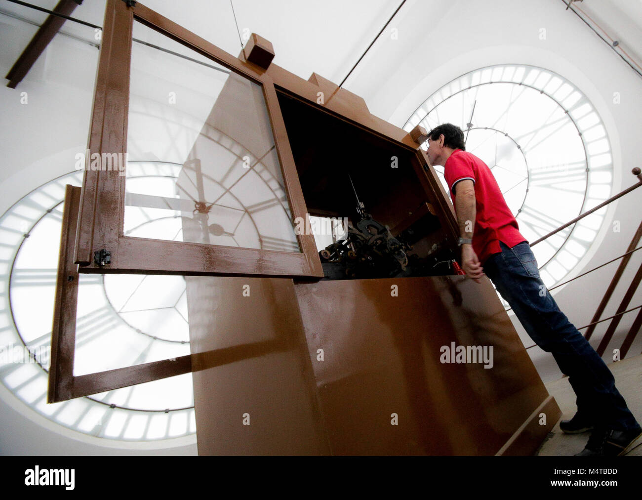 Sao Paulo, Brazil. 18th Feb, 2018. a watchmaker sets the a giant clock ...