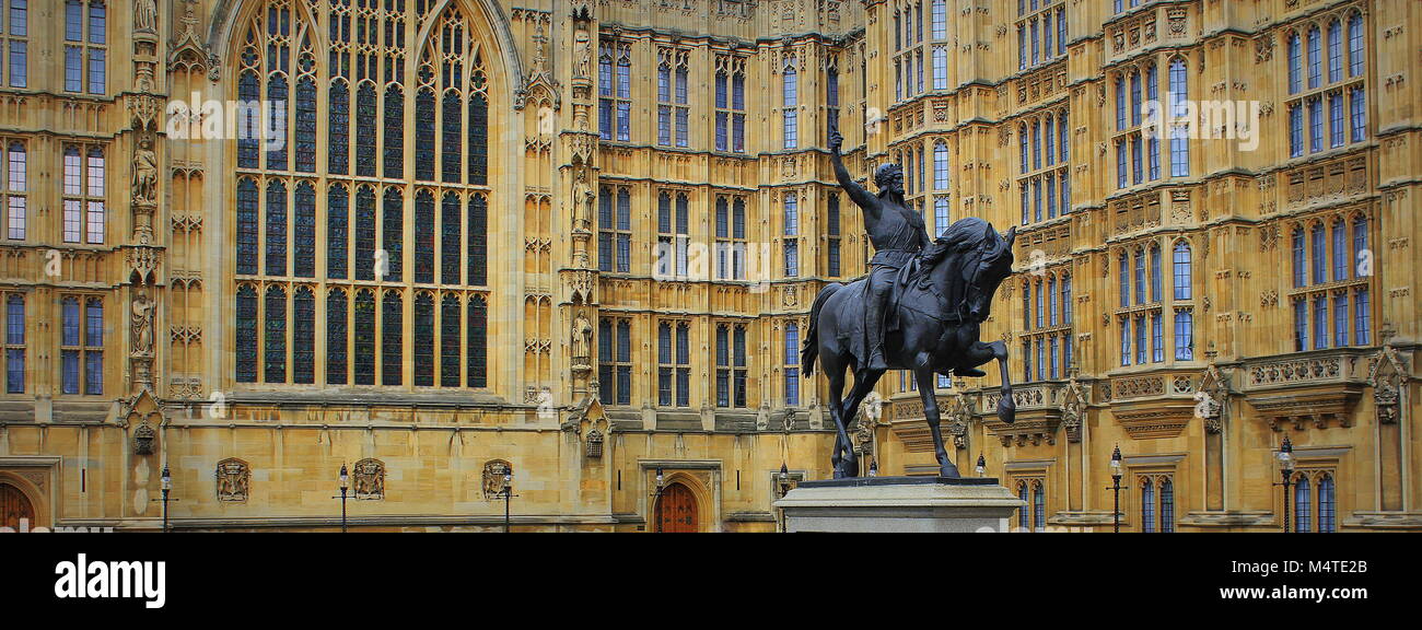Palace of westminster houses of parliament statue of king richard hi ...