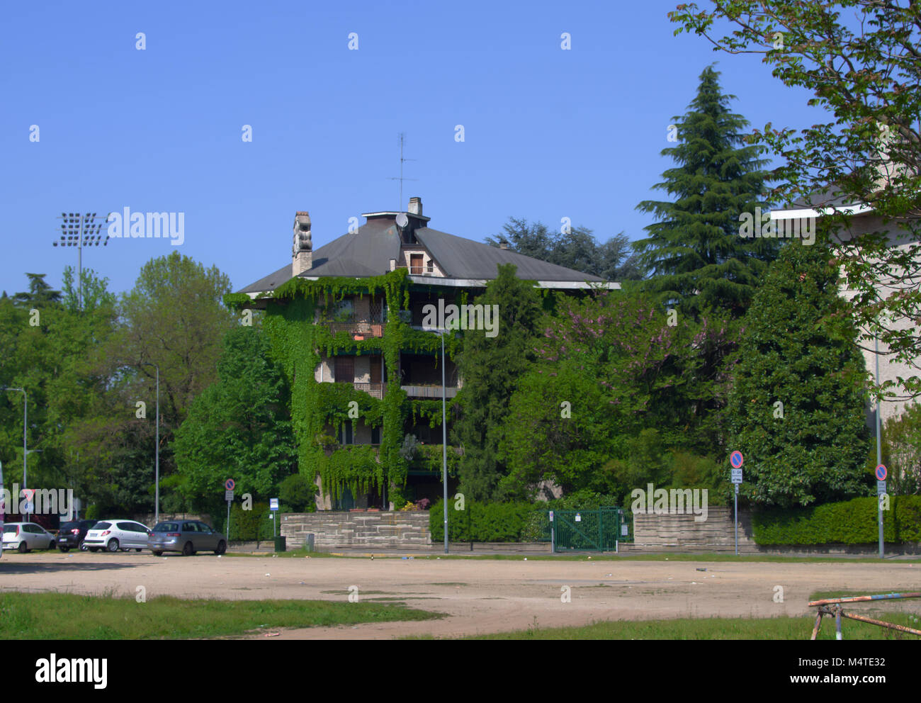 Ivy clad building hi-res stock photography and images - Alamy