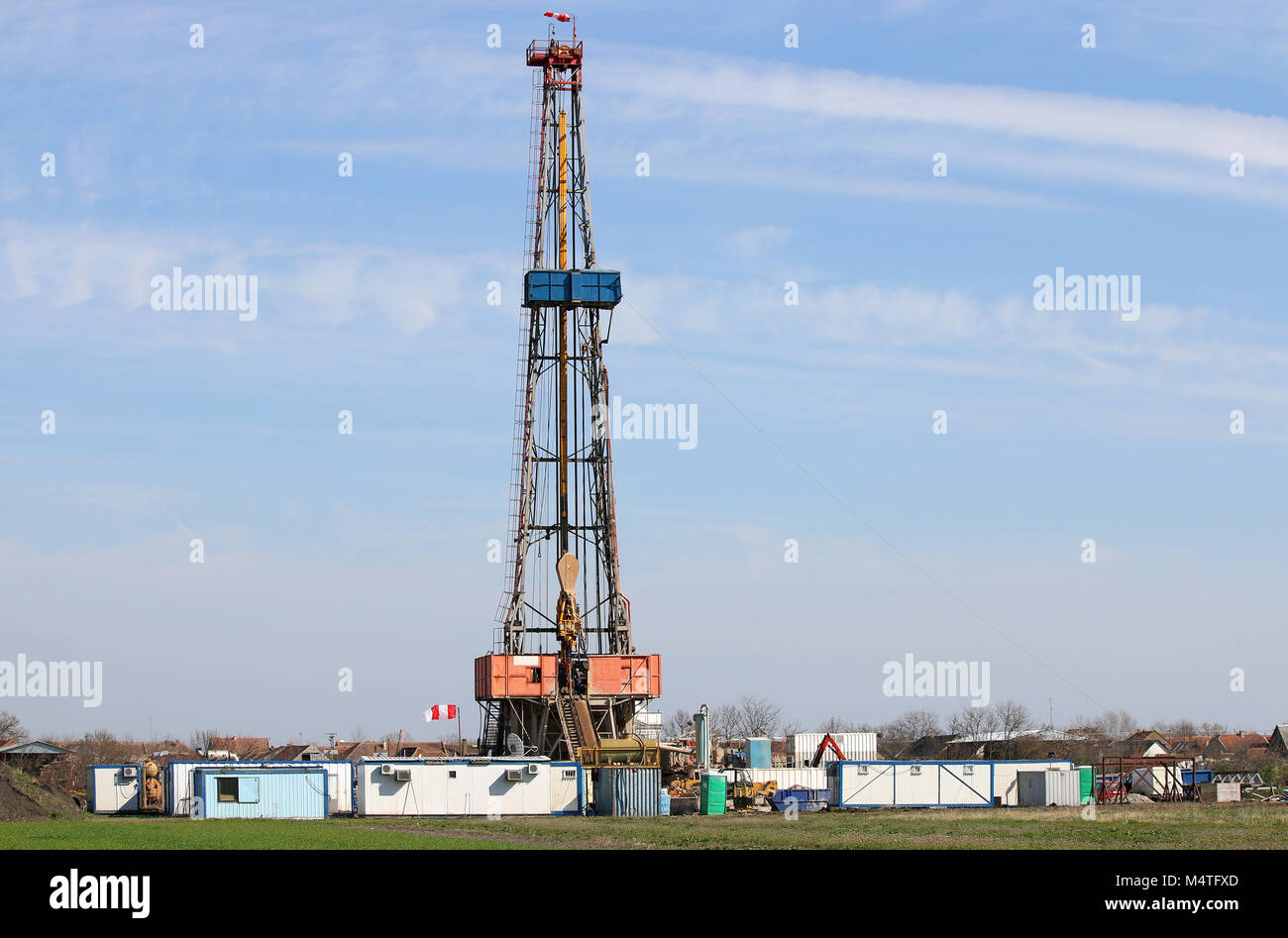 On land oil rig hi-res stock photography and images - Alamy