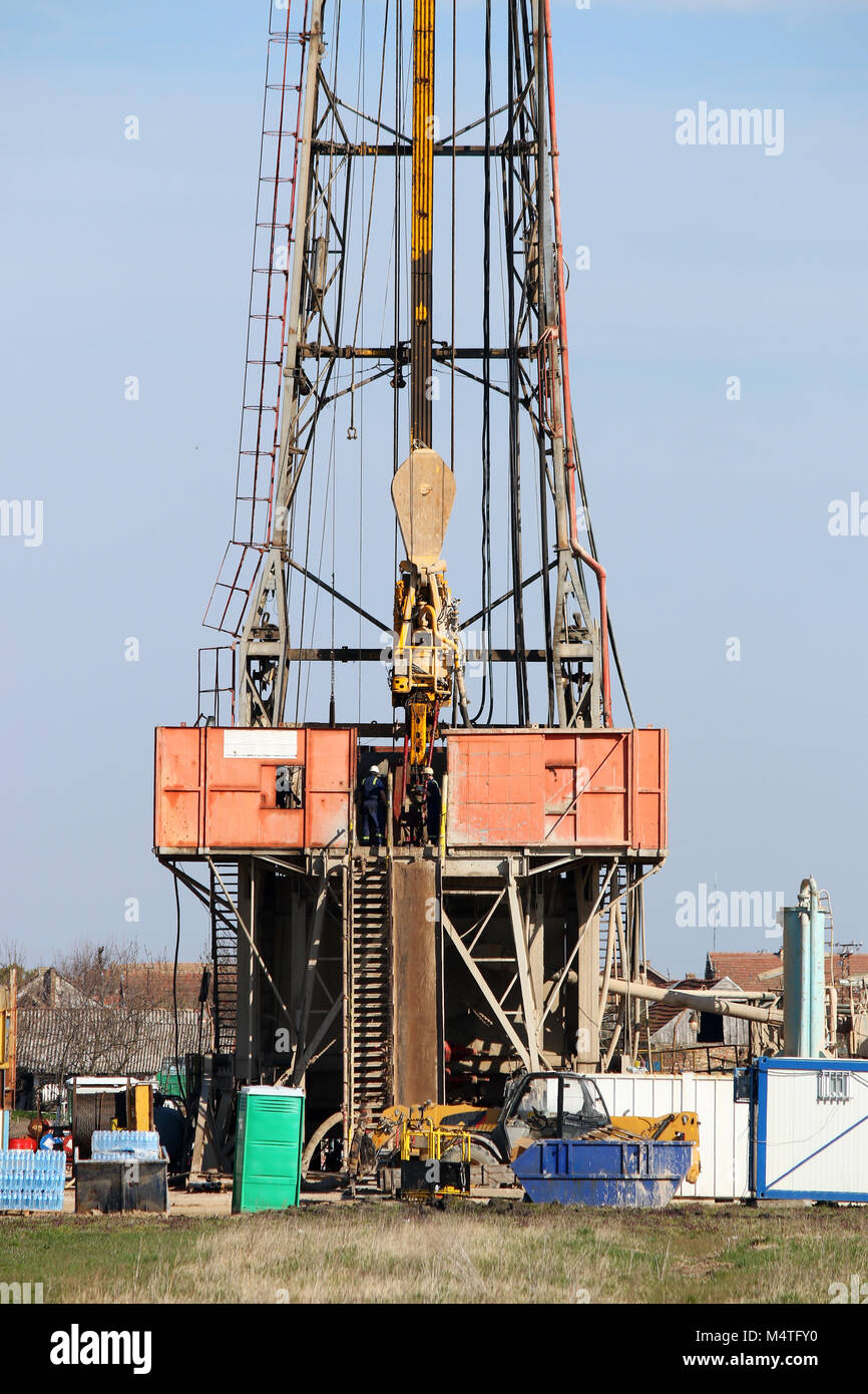 Oilfield workers land drilling rig hi-res stock photography and images ...