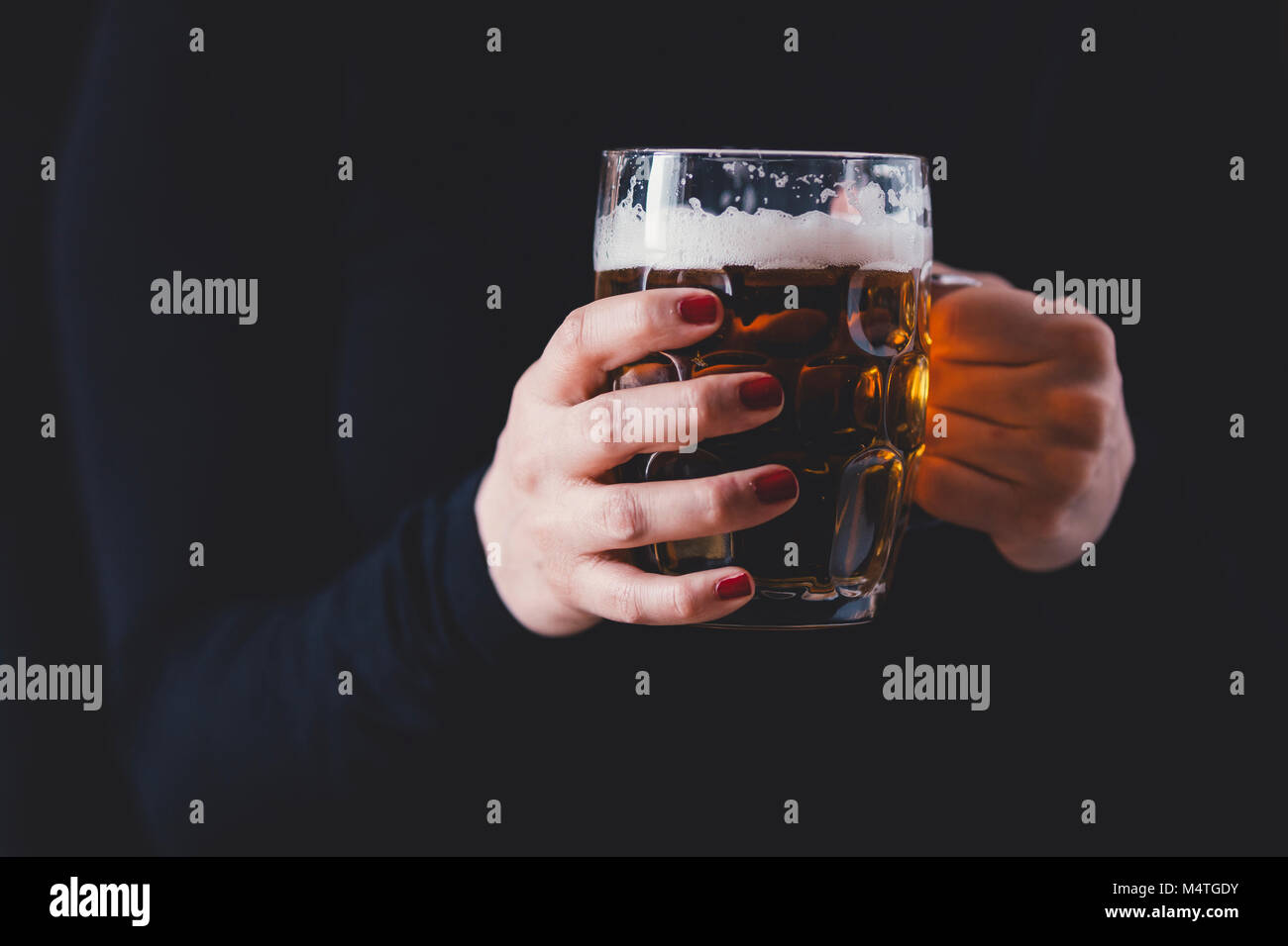 Woman hand holding beer hi-res stock photography and images - Alamy