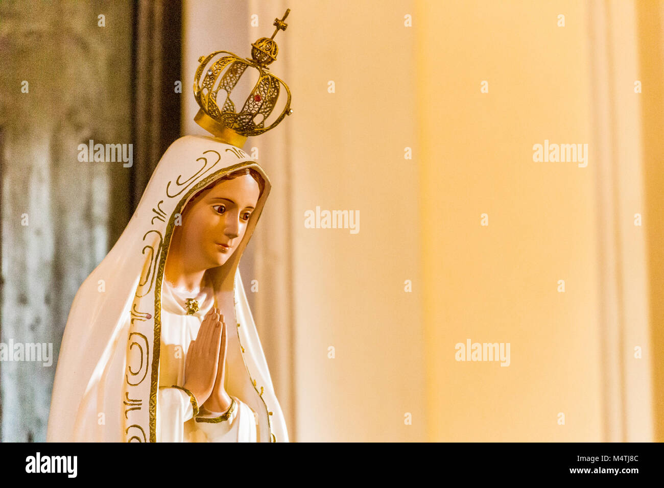 Statue of our lady of fatima hi-res stock photography and images - Alamy