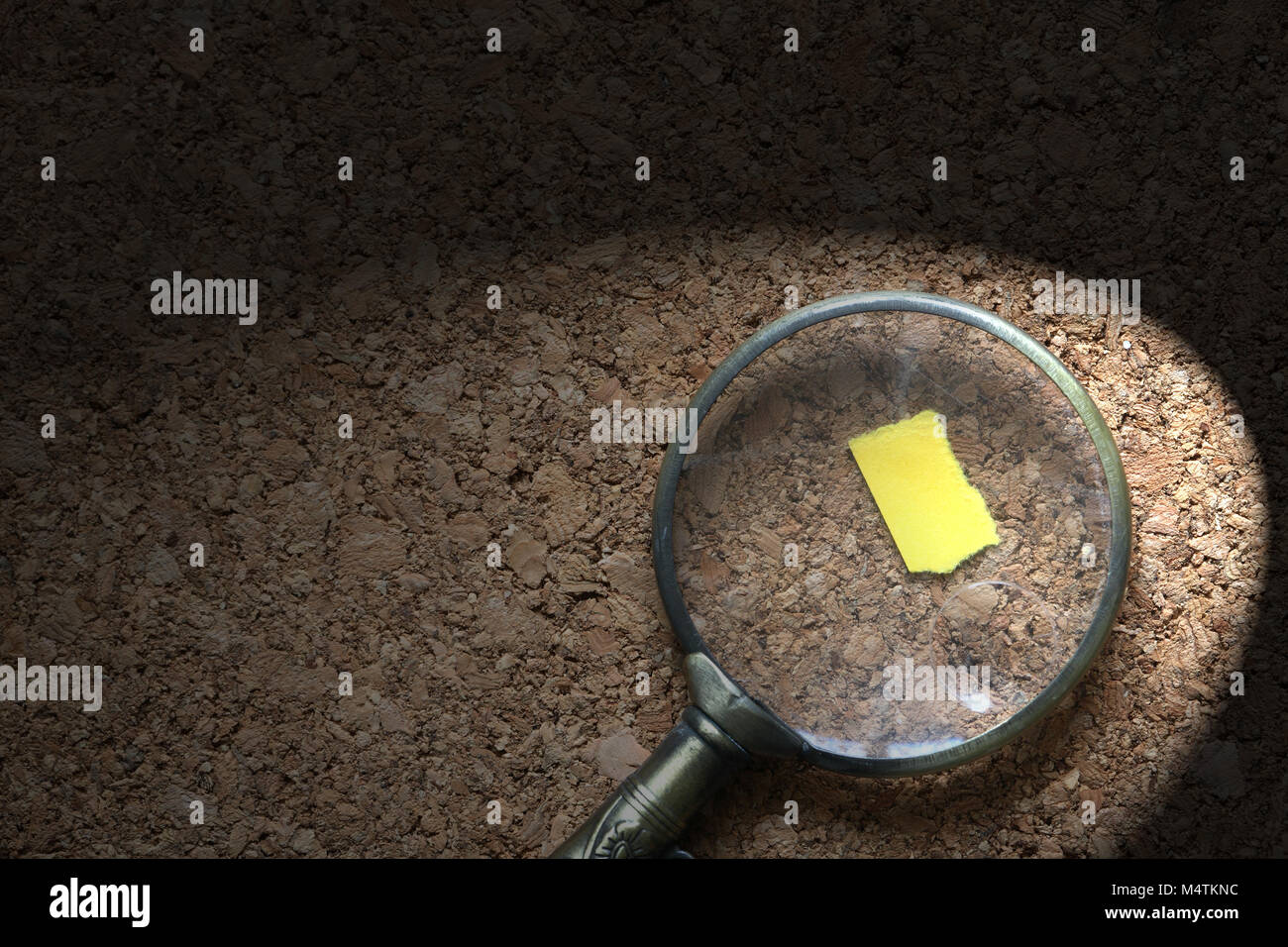 Crime scene magnifying glass hi-res stock photography and images - Alamy