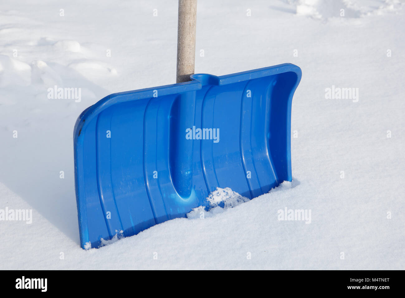 Blue snow shovel hi-res stock photography and images - Alamy