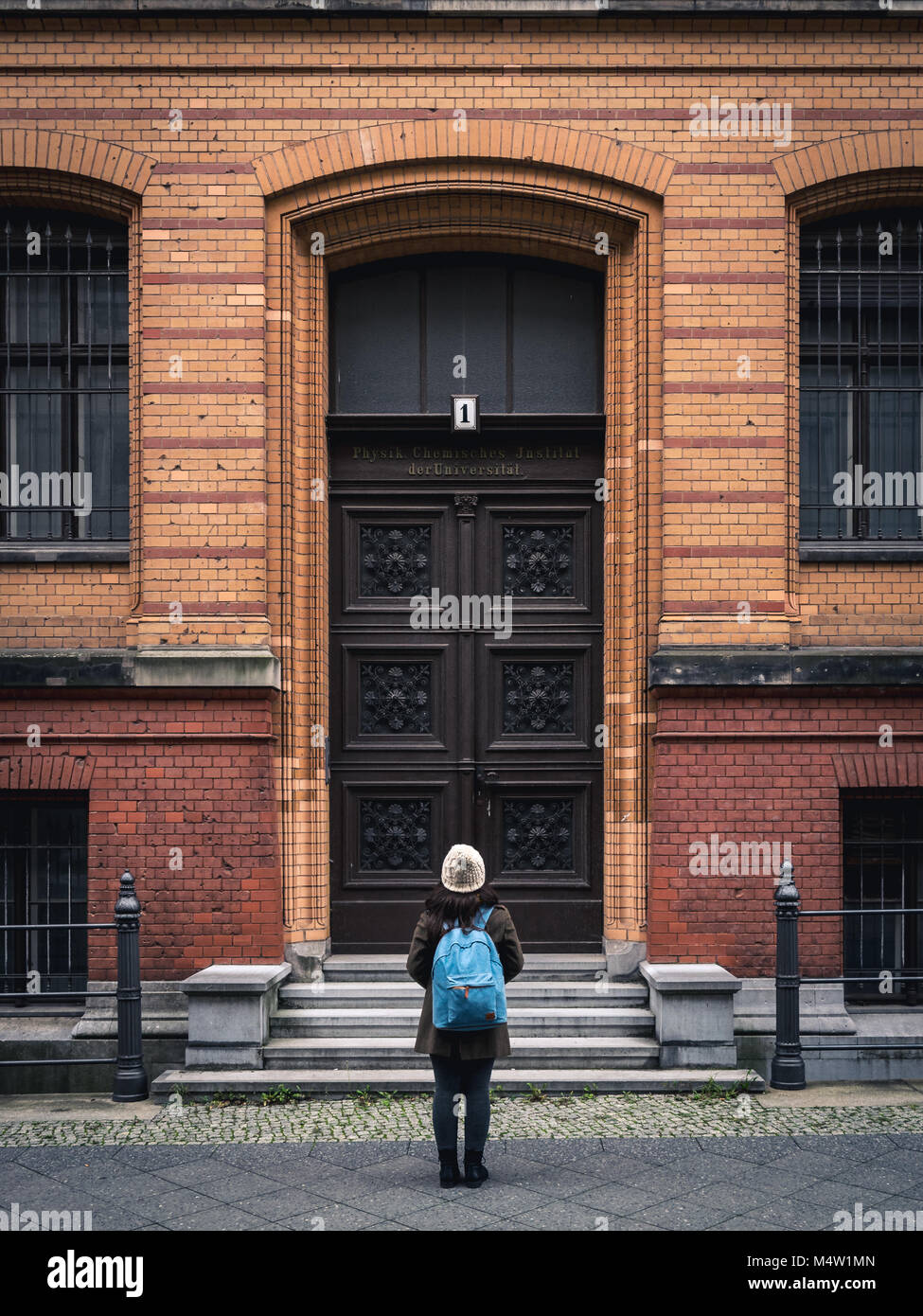 Huge door hi-res stock photography and images - Alamy