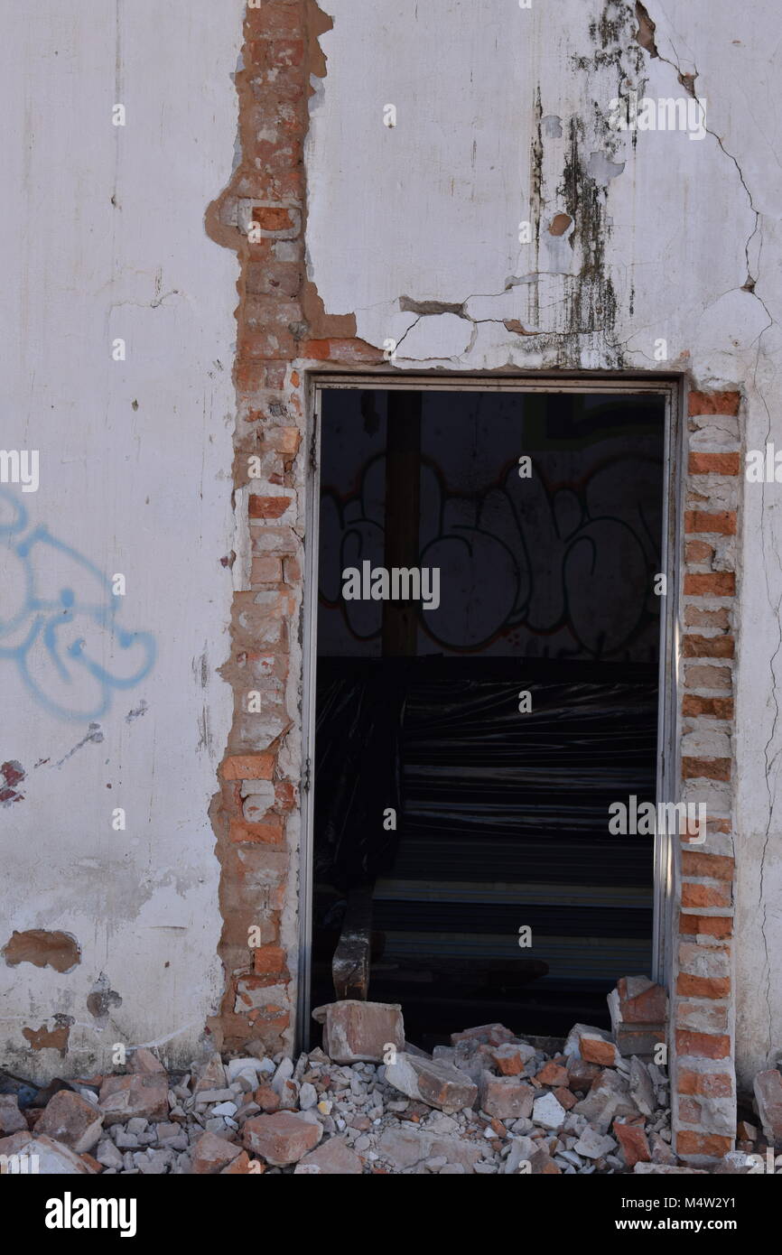 Demolition building hi-res stock photography and images - Alamy