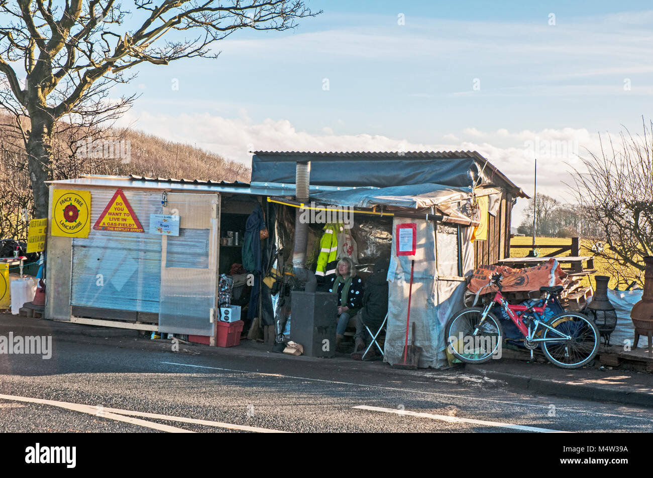 Protesters shelter outside Cuadrilla fracking drilling site entrance on ...