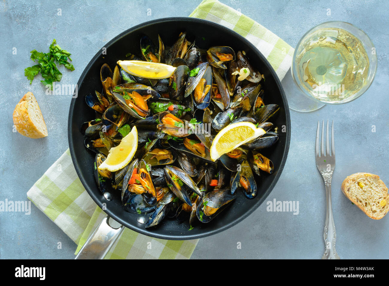 Pan of mussels hi-res stock photography and images - Alamy