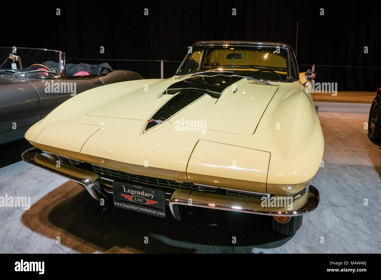 cream yellow 1967 corvette Stock Photo - Alamy