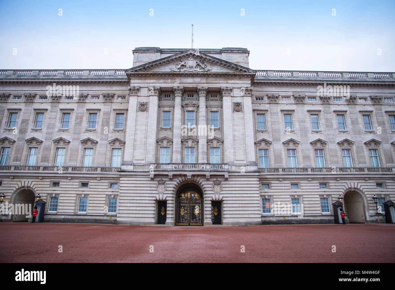 Buckingham palace and front gates hi-res stock photography and images ...