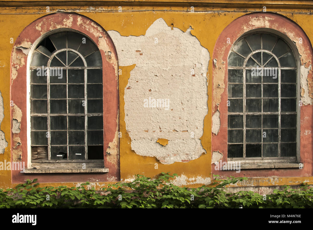 Distressed windows hi-res stock photography and images - Alamy
