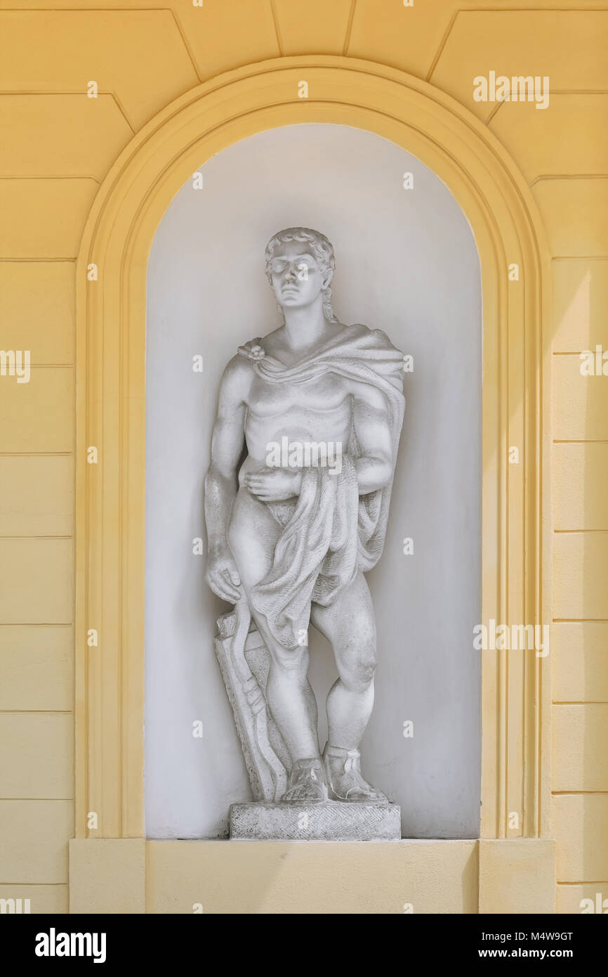 Sculpture in niche hi-res stock photography and images - Alamy