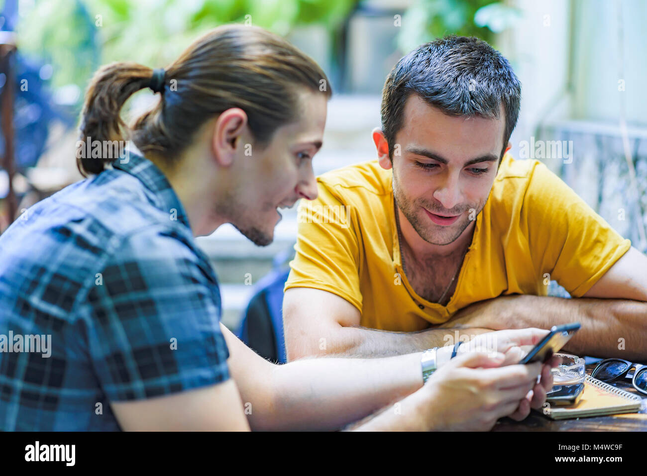 Outdoor coffee shop, two male friends Stock Photo - Alamy