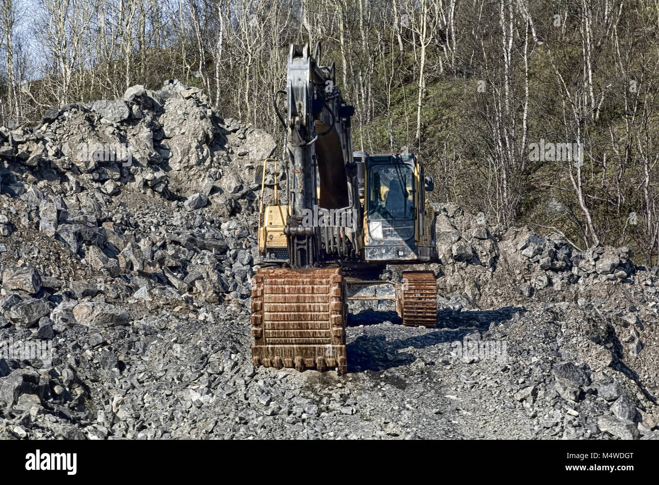 Plant for extraction and production of gravel and granite chips ...
