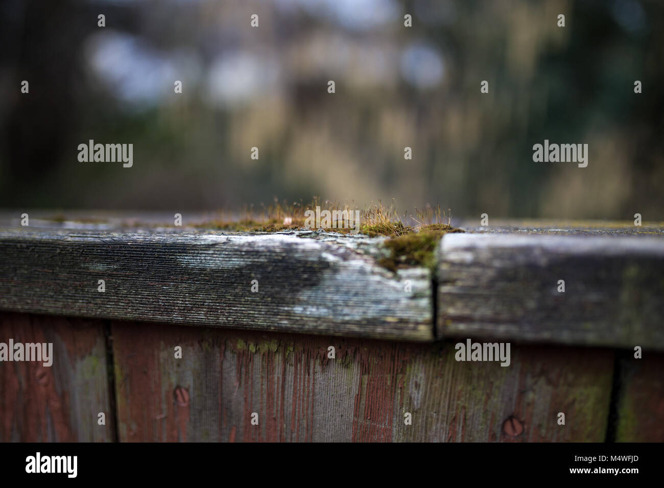 Cracked fence hi-res stock photography and images - Alamy