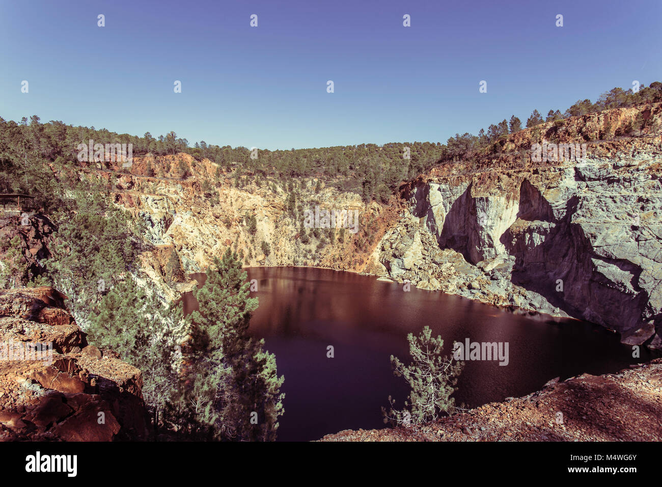 Rock cliff reservoir hi-res stock photography and images - Alamy