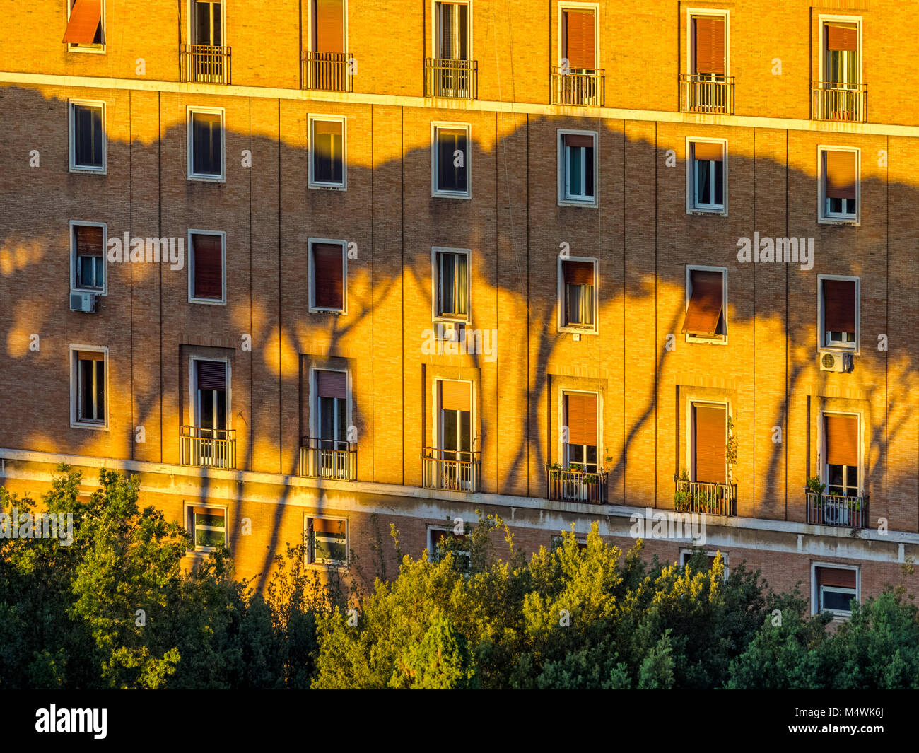 Roman historic apartment building hi-res stock photography and images ...