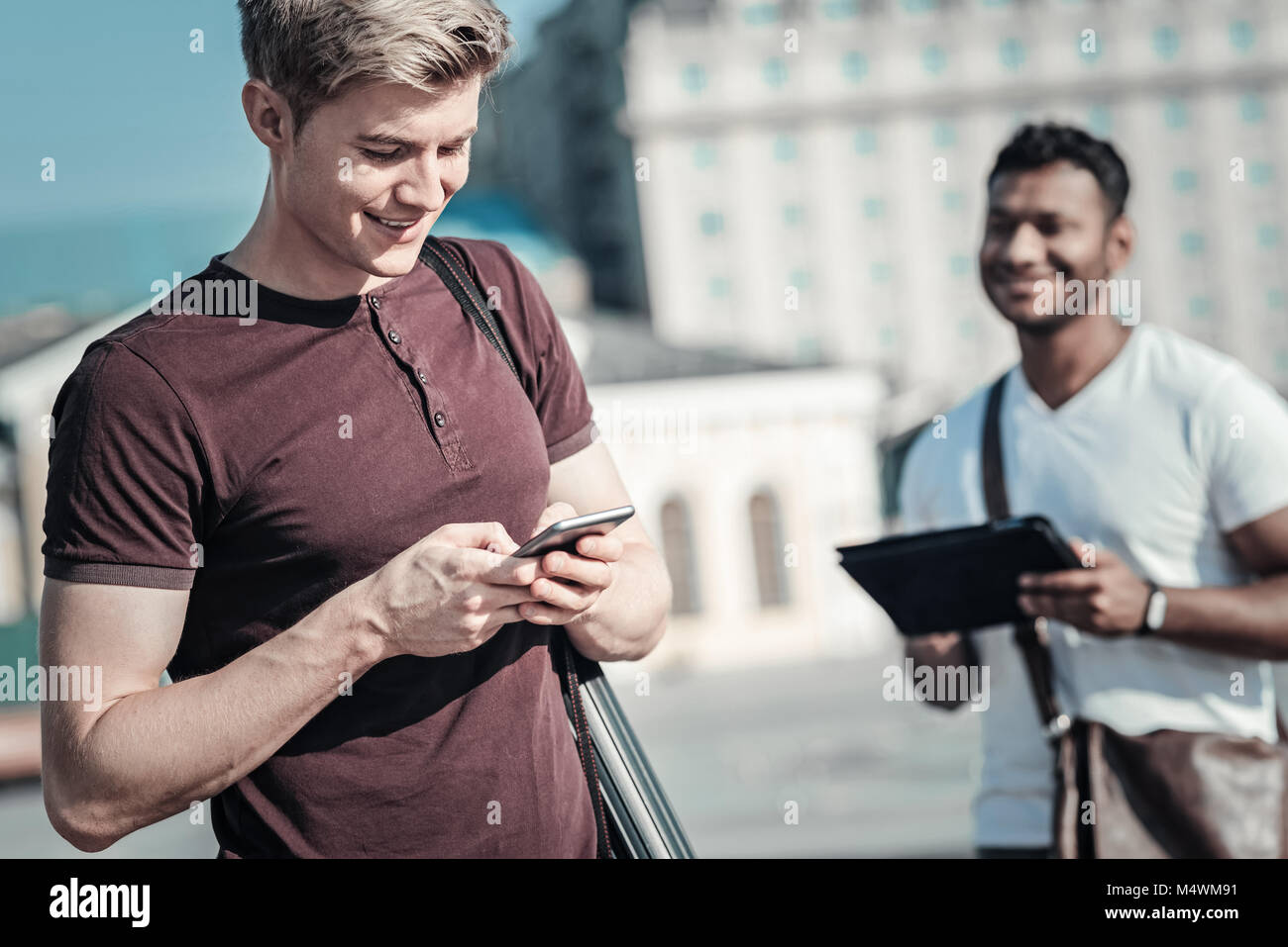 Man using social media hi-res stock photography and images - Alamy