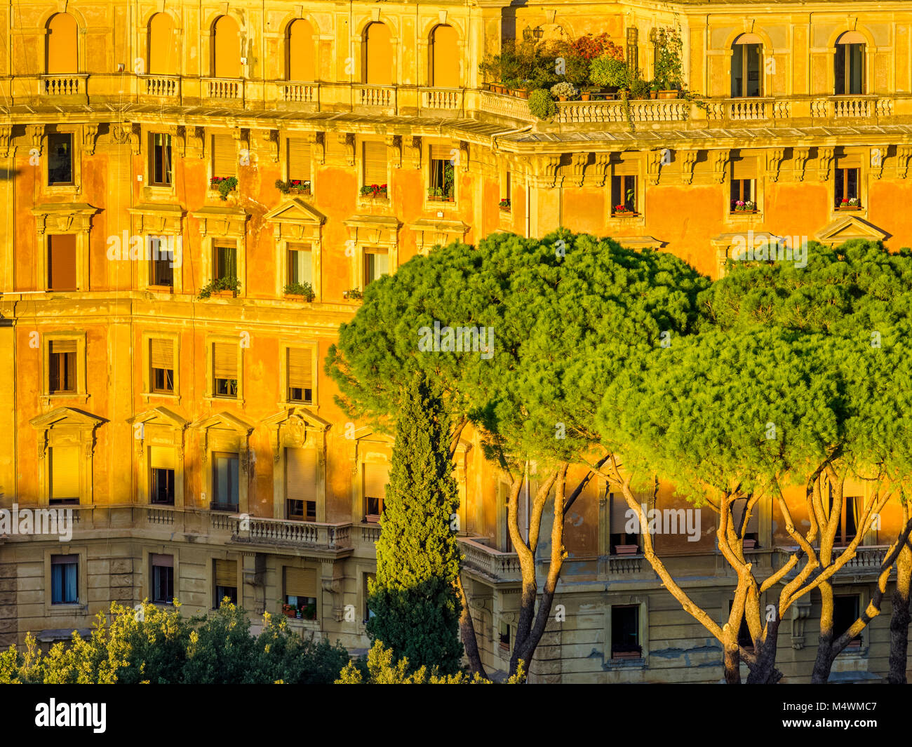 Roman historic apartment building hi-res stock photography and images ...