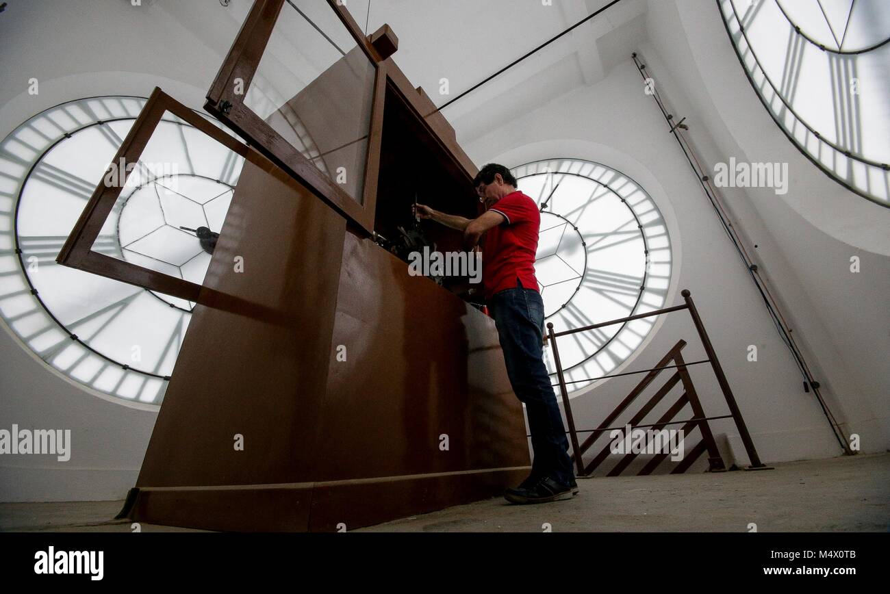 Sao Paulo, Brazil. 18th Feb, 2018. A watchmaker sets the a giant clock ...