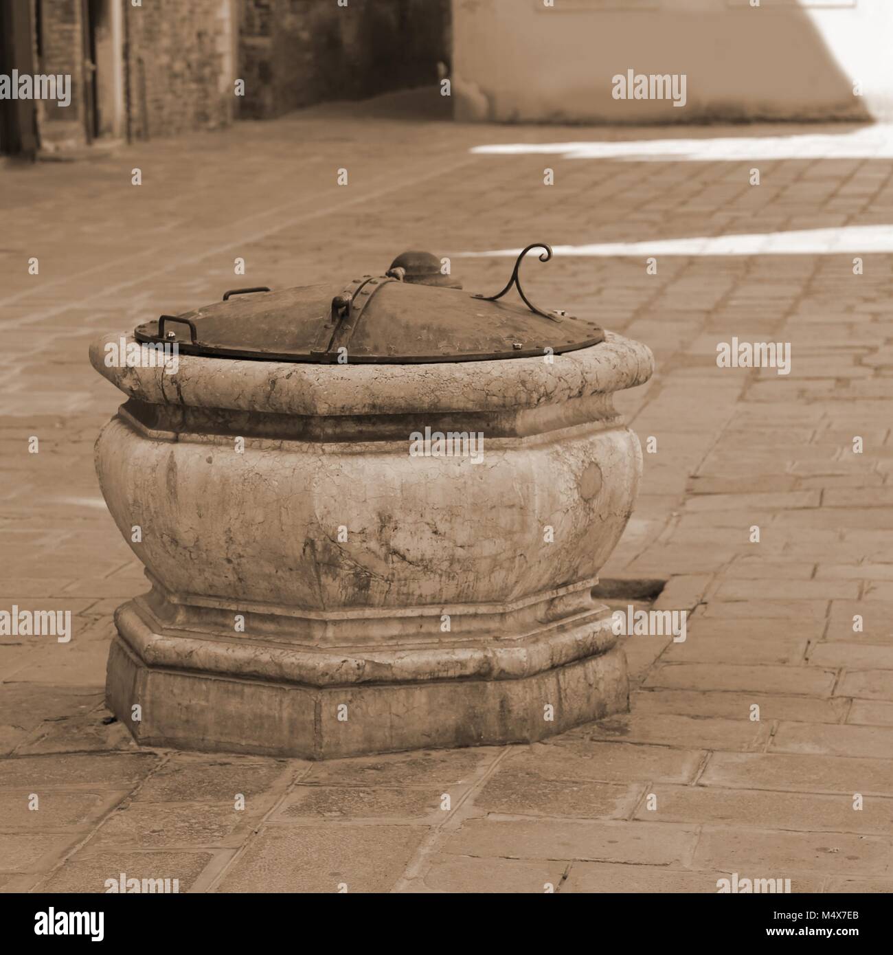 Venice house well hi-res stock photography and images - Alamy