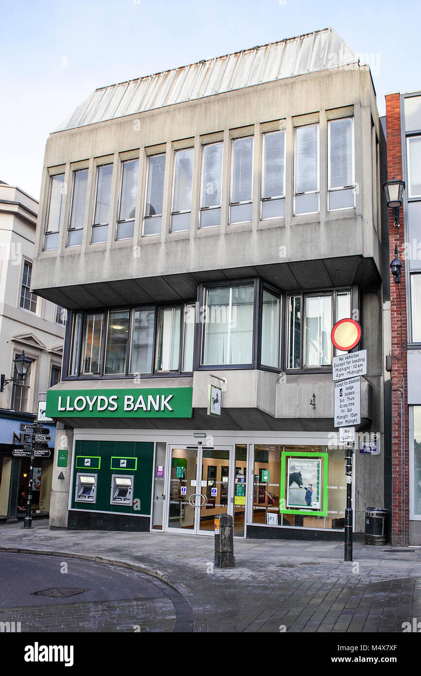 Bank shop front uk hi-res stock photography and images - Alamy