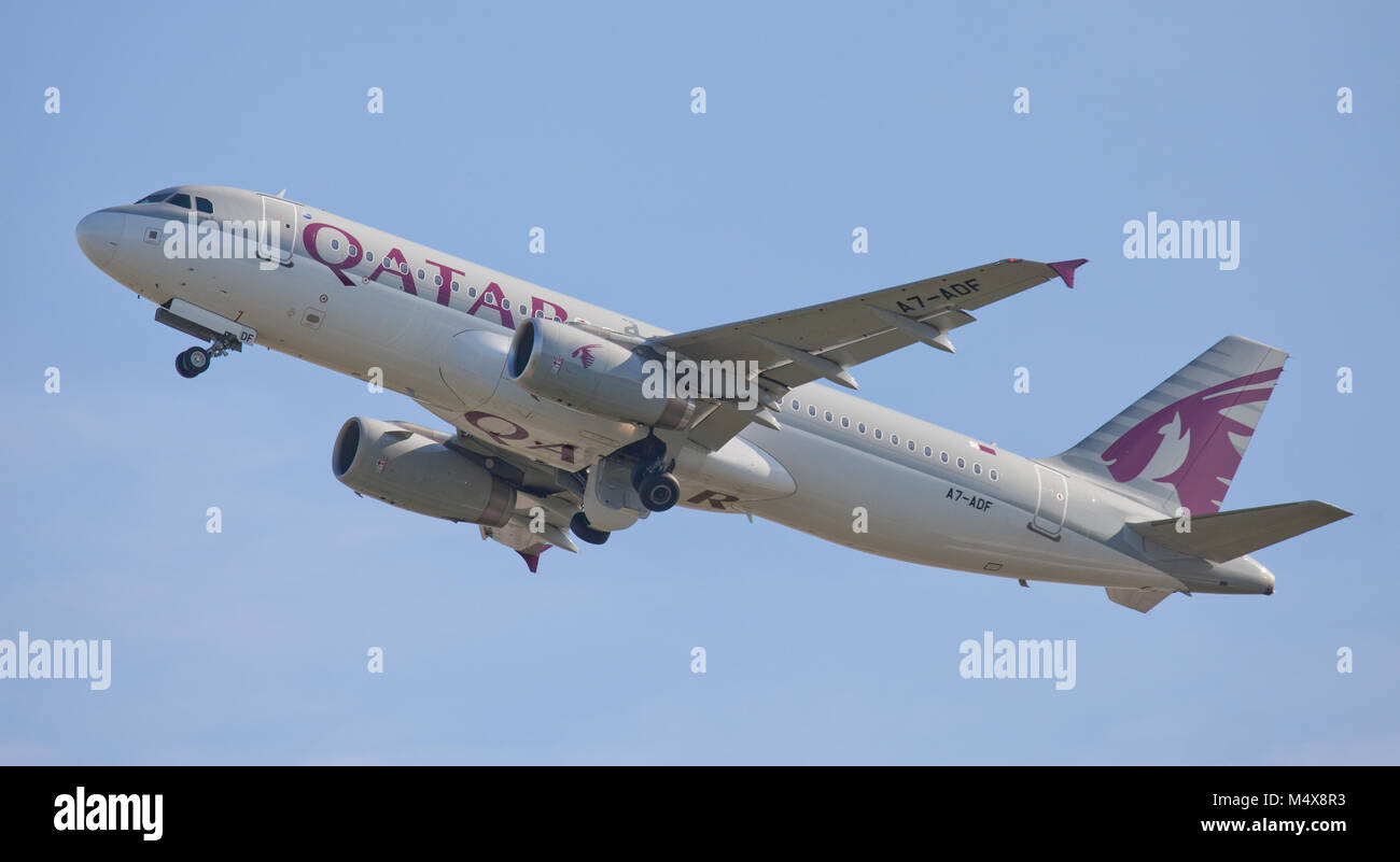 Qatar Airways Airbus a320 A7-ADF departing London-Heathrow Airport LHR ...