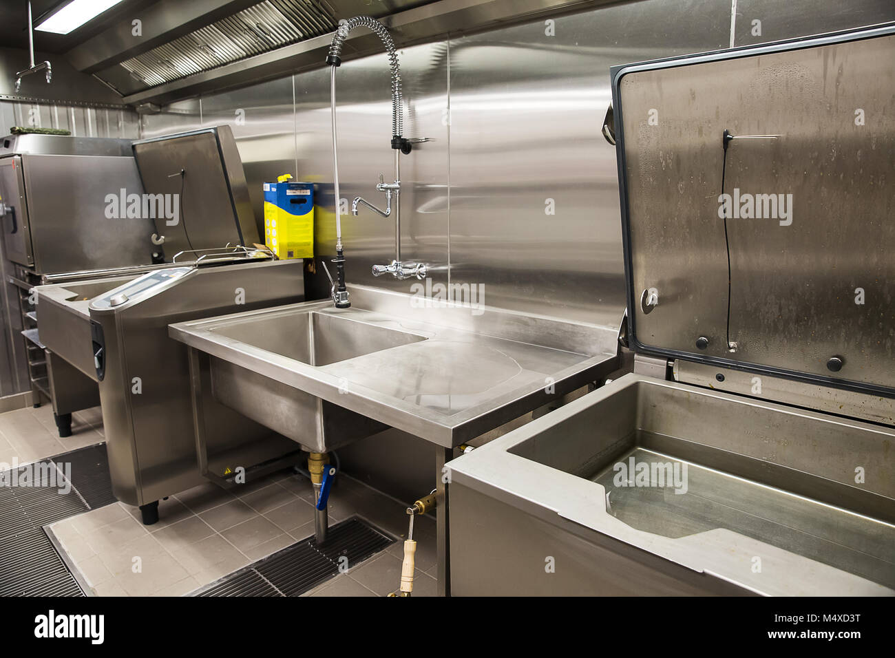 Professional kitchen, view counter in steel Stock Photo - Alamy