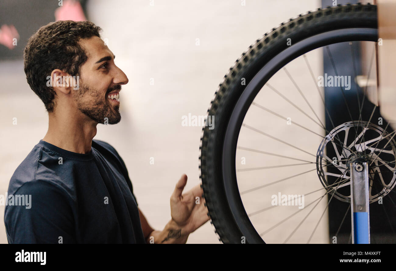 Man aligning wheel hi-res stock photography and images - Alamy