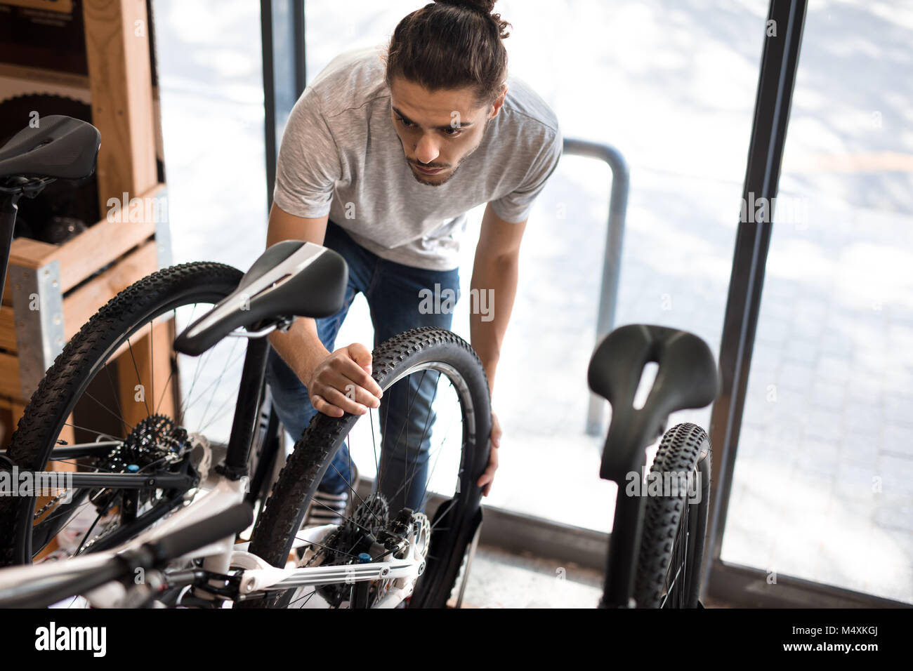 Cycle mechanic hi-res stock photography and images - Alamy