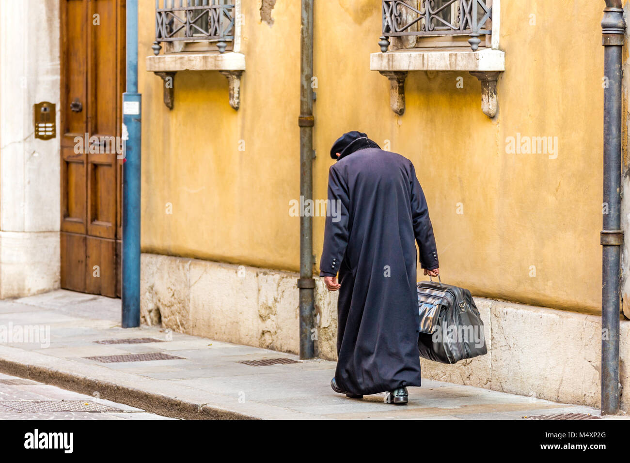 Hunched back hi-res stock photography and images - Alamy
