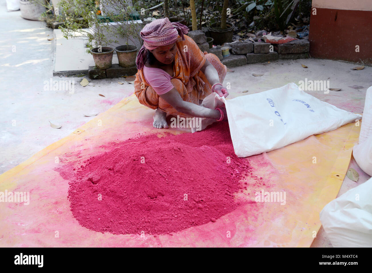 Kolkata, India. 18th Feb, 2018. An Indian man and woman pack the color ...
