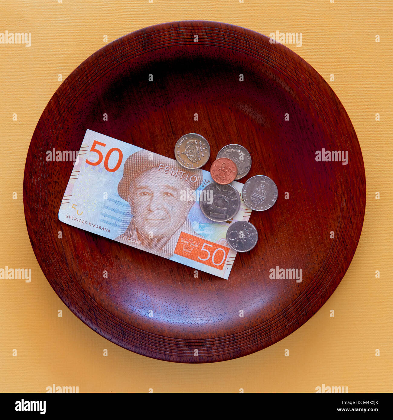 Waiter tips on a plate in a restaurant Stock Photo - Alamy